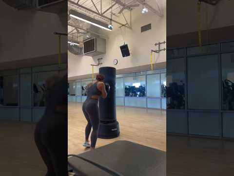 #gymreels #gymvideos #personaltrainer #femalepersonaltrainer #boxing #equinox #fyp #explorepage