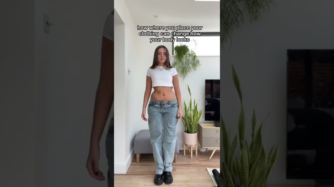 How where you place your clothes can effect how your body shape looks! 💘 #pearshape #fashion