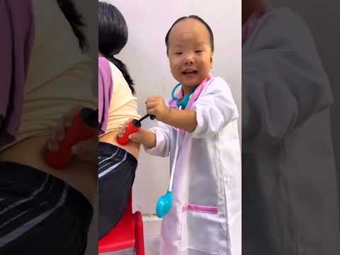 Don't cry out in pain when Dr. Xiao Yang is giving you an injection#cutebaby#funny#vlog#parenting