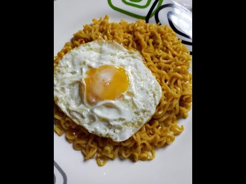 Lucky Me Pancit Canton with Fried Egg | #LuckyMe #shorts