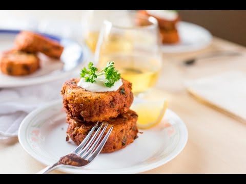Fried Salmon Cakes with Lemony Aioli Recipe (25 Minutes)