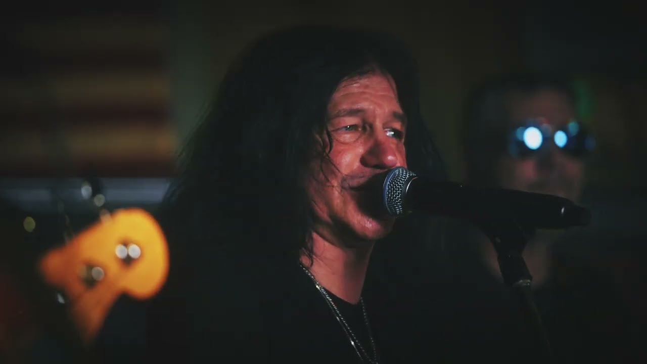 MICHAEL LYNNE - IT'S ONLY LONELY (OFFICIAL MUSIC VIDEO)