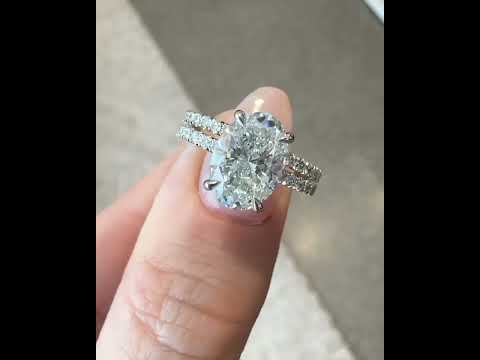 Oval shape lab grown diamond engagement ring \ white gold