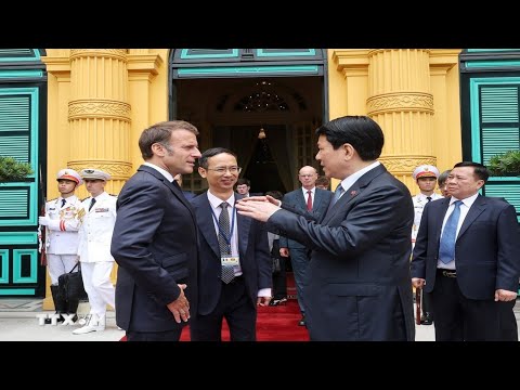 Multiple deals signed as Macron sells to Vietnam a third way between the US and China