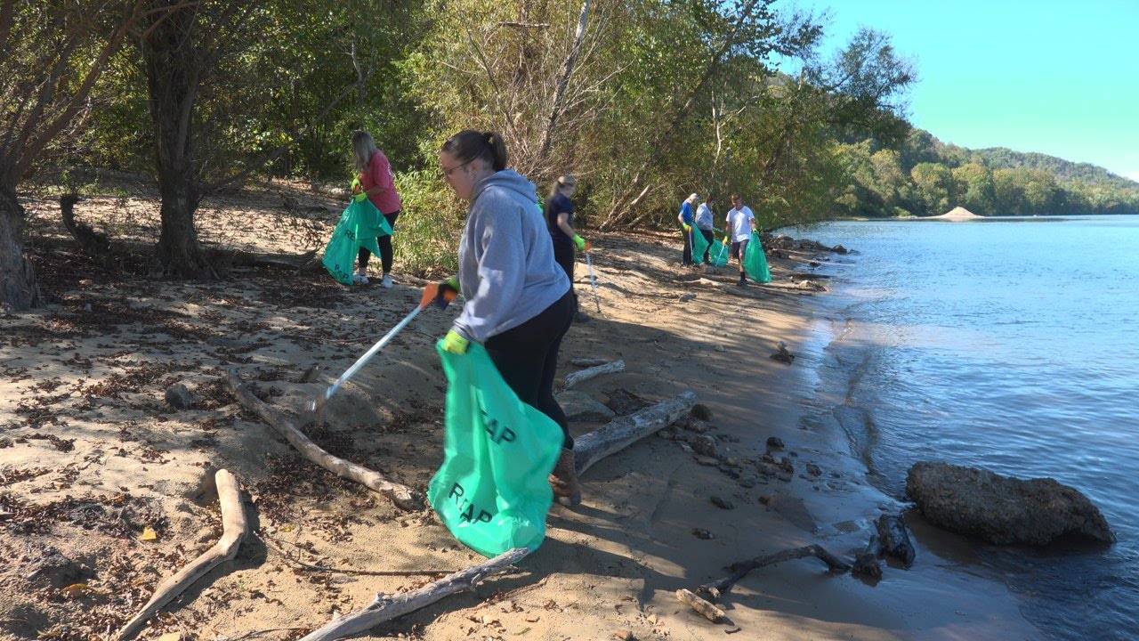 Environment Matters - Students Help With River Cleanup
