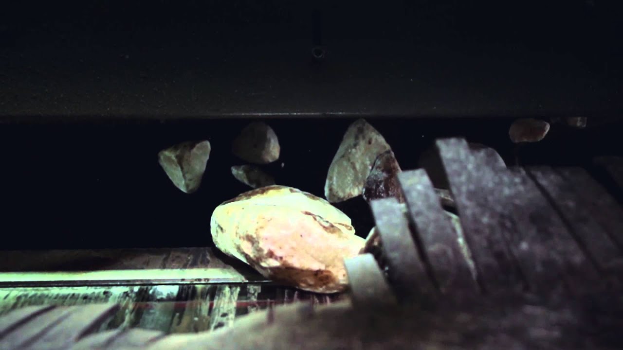 Sensor-based ore sorting for reduced energy and water consumption