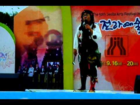 여자 각서리 원맨쇼 in Jeolla Arts festival .Jeonju city. KOREA