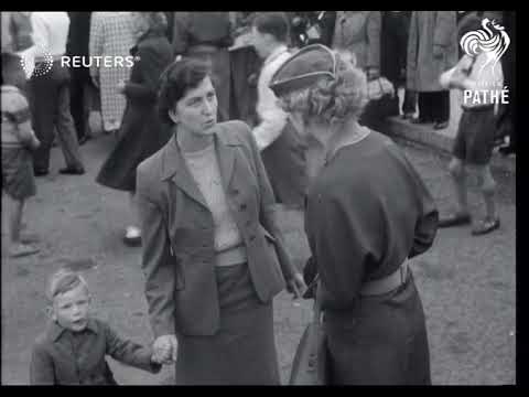 LEISURE: People on holiday in Brighton (1952)