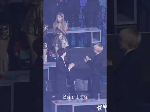 her body language speaks to him🌚😌💗 #bts #blackpink #rosé #taehyung #taerose