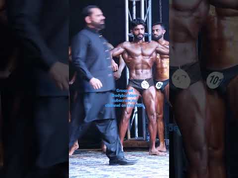36,35 Bodybuilders posing