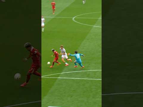 Luis Díaz punishes the goalkeeper