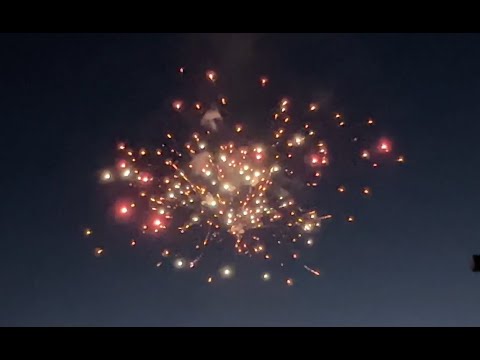 MS127 99 Red Balloons - 16 shot 200 Gram Cake - Sky Bacon Fireworks