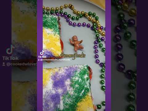 strawberry cream cheese king cake bars. #carnivalseason #fattuesday #kingcake #mardigras
