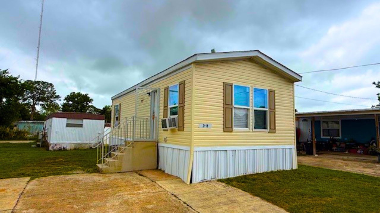 Under $25,000 Home In All Ages Park With Low Lot Rent (Cocoa FL)!