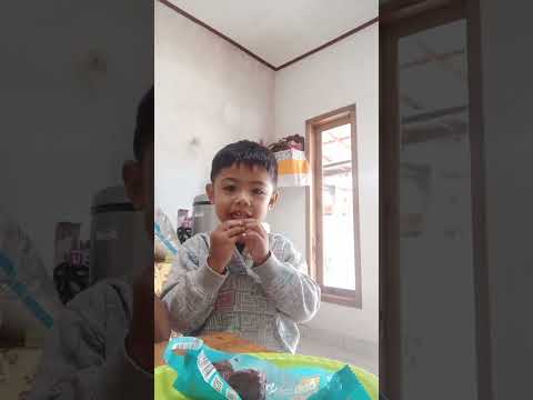 Es krim kotak enak.. bocil rame2 makan es krim Feast Pop walls