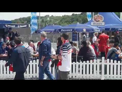 Zagrijavanje navijača Bayerna uoči okršaja s Eintrachtom
