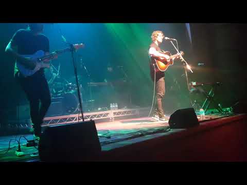 Dean Lewis performs "Chemicals" at the Astor Theatre in Perth, on 6 December 2018
