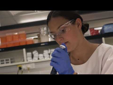 Meet Zoe, a UQ biomedical sciences graduate