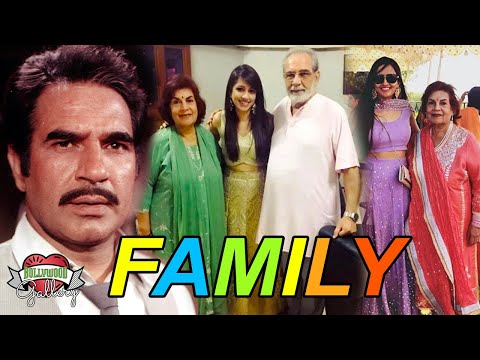 Kulbhushan Kharbanda Family With Wife, Daughter & Friends