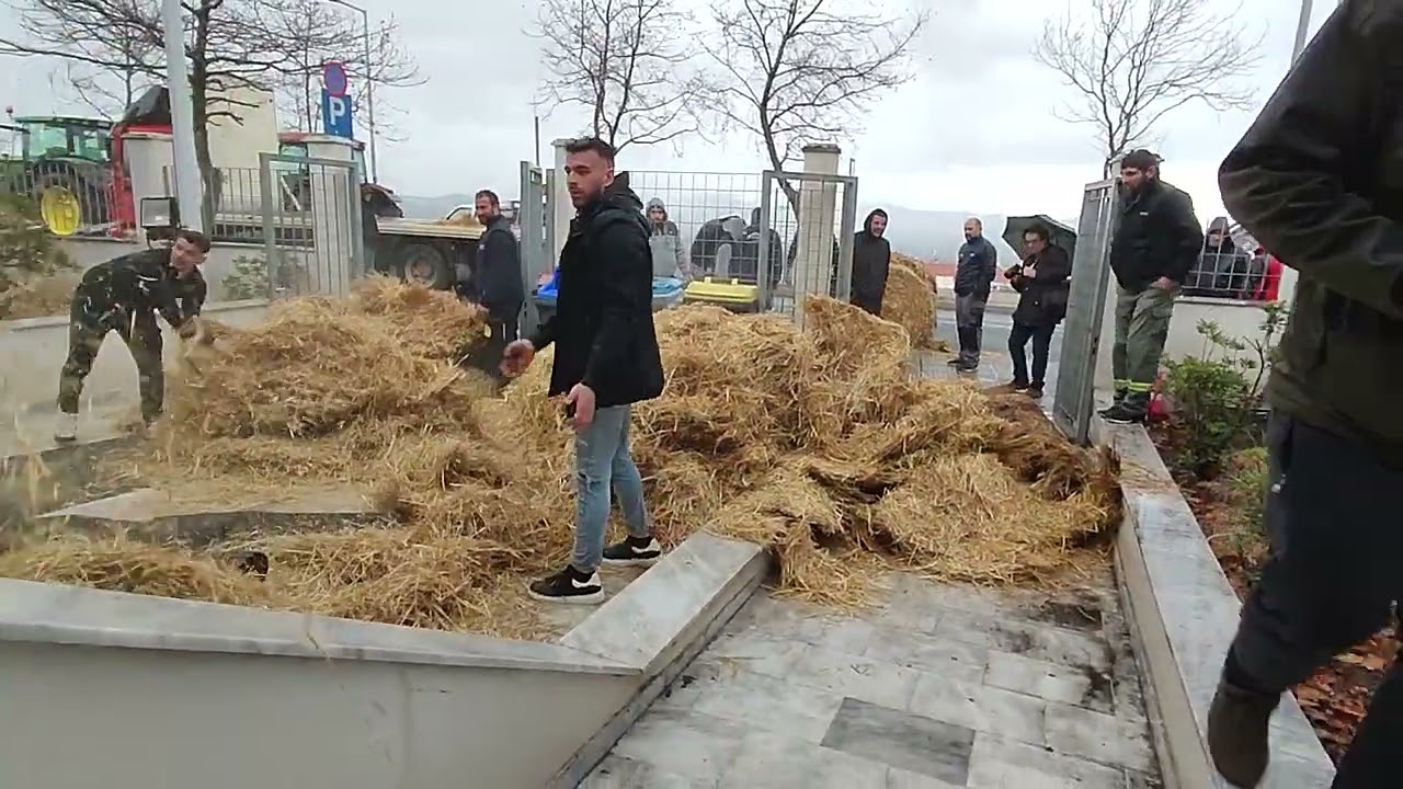 Άχυρα και…κοπριά στο κτίριο της Περιφέρειας Δυτ. Μακεδονίας από τους ...