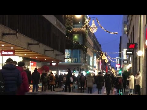Drottninggatan, Stockholm, Trettondagsafton 2022. Promenad/walk. Text, undertext, subtitles, titres