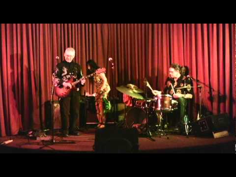DaMaDa performs "Gan Shen Ling"