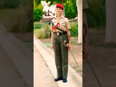 España princesa leonor en vestido militar hermosa foto