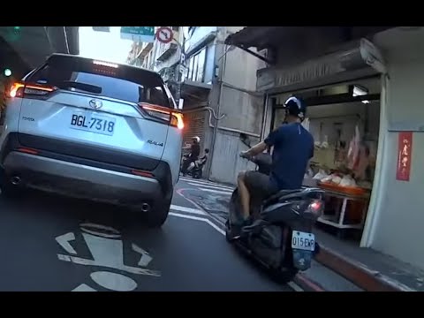右轉燈打那麼久 就你一個看不到 | WoWtchout - 地圖型行車影像分享平台