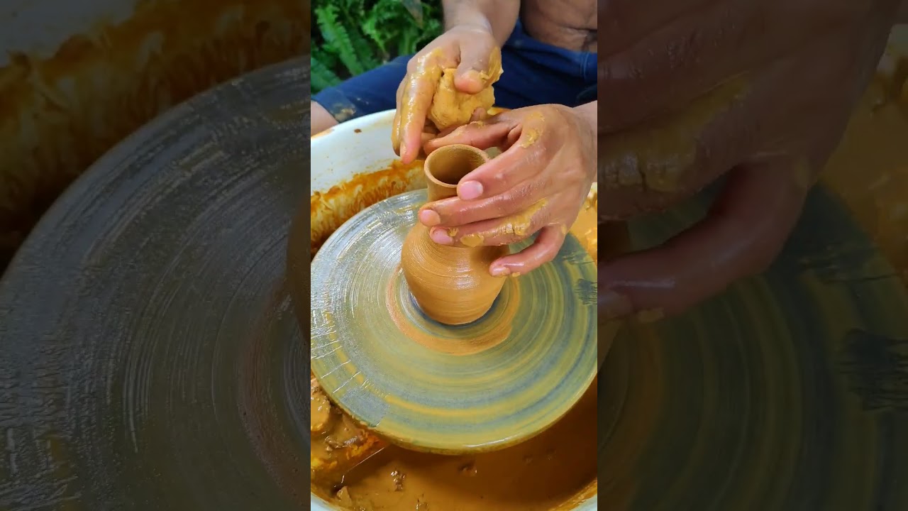 realizando un jarrito de barro. si te gustó no olvides seguirme. #chiapas #barro #artesanias