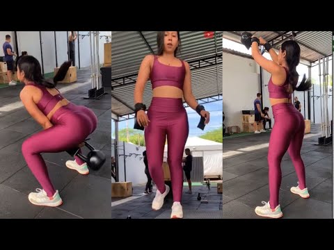 Glossy Spandex Leggings in the Gym Attract your attention with its magic shinning