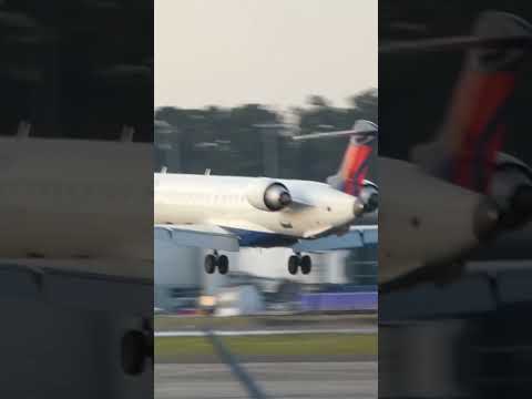 Crj900 lading Myr #delta #aviation