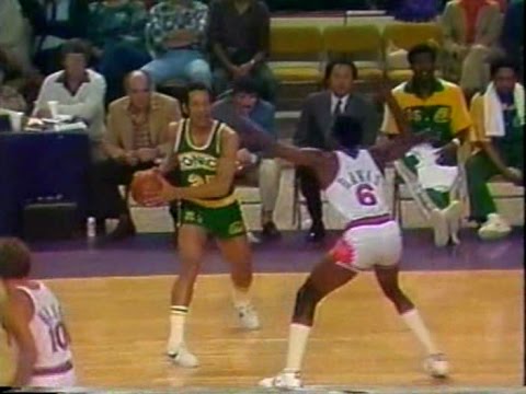 John Johnson (16pts/7asts/Point Forward) vs. Suns (1979)