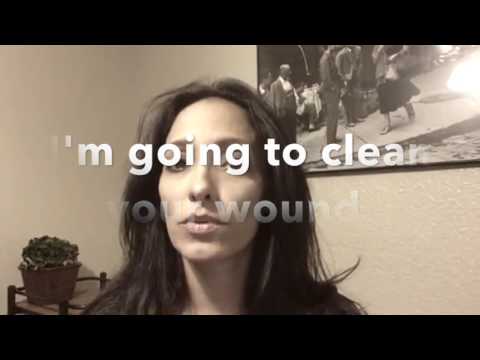 How do you say "I am going to clean your wound" in Spanish?
