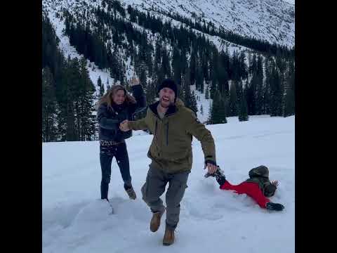 Romantic Moment between Chris Hemsworth and Elsa Pataky