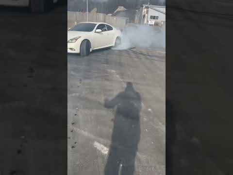 Infinti G37  Coupe RWD doing Donuts