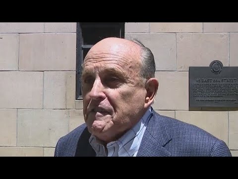 NYC grocery store worker slaps Rudy Giuliani