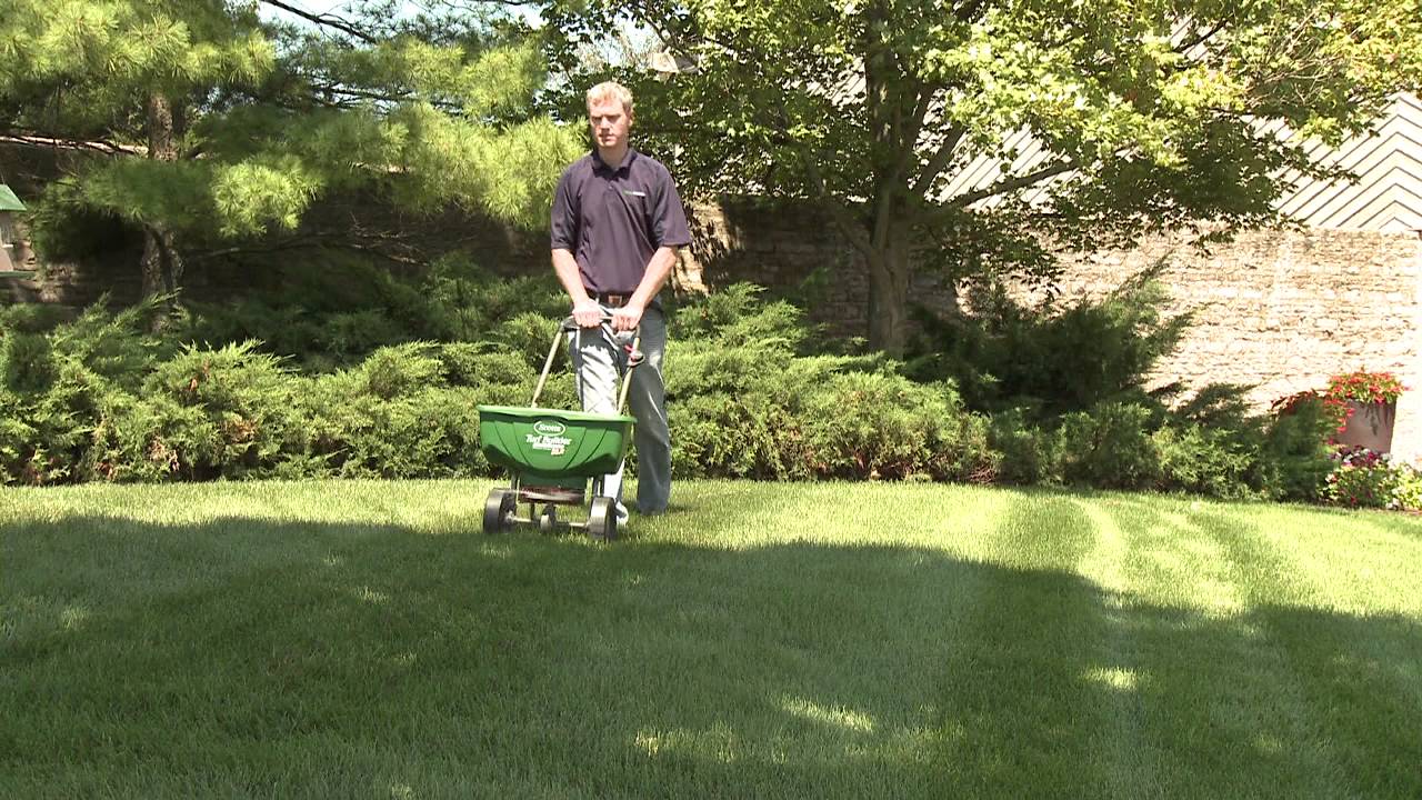 How to Use a Scotts® Broadcast Spreader on Your Lawn