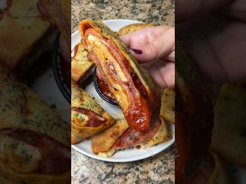 Italian Stromboli! Perfect for dinner or gameday snack! #stromboli #pizza #gameday #nfl #football