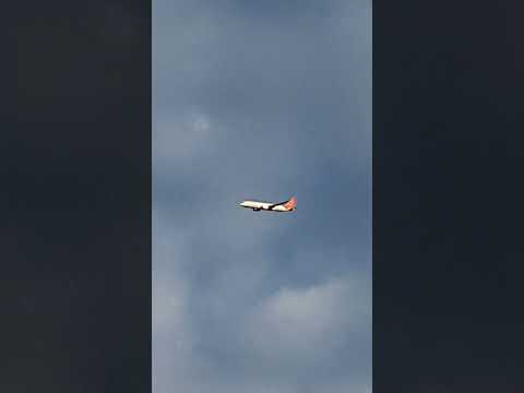 Air India Boeing 787-8 disappearing behind the houses