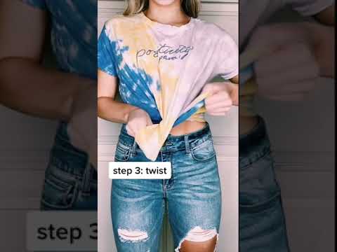 the BEST way to tie a shirt!π€© QUICK AND EASY #shorts