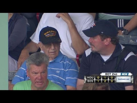 HOU@BOS: WWII veteran takes in a game at Fenway
