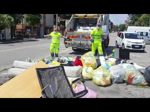 Cumuli di immondizia e rifiuti ingombranti abbandonati all'Arcella