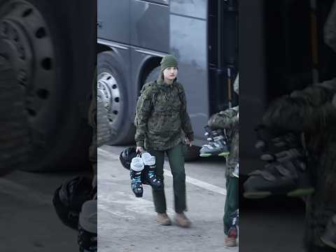 Así llegaba la princesa #Leonor junto a sus compañeros a sus prácticas militares de Montaña en Astún