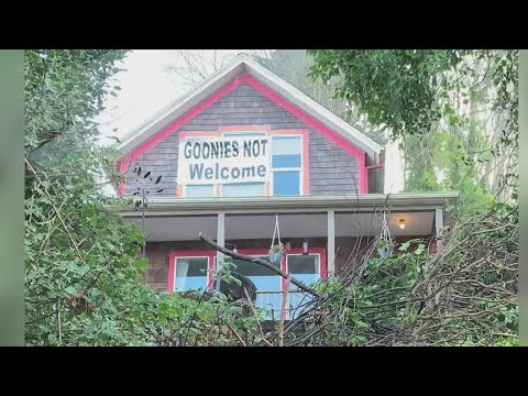Goonies house starts neighborhood sign war
