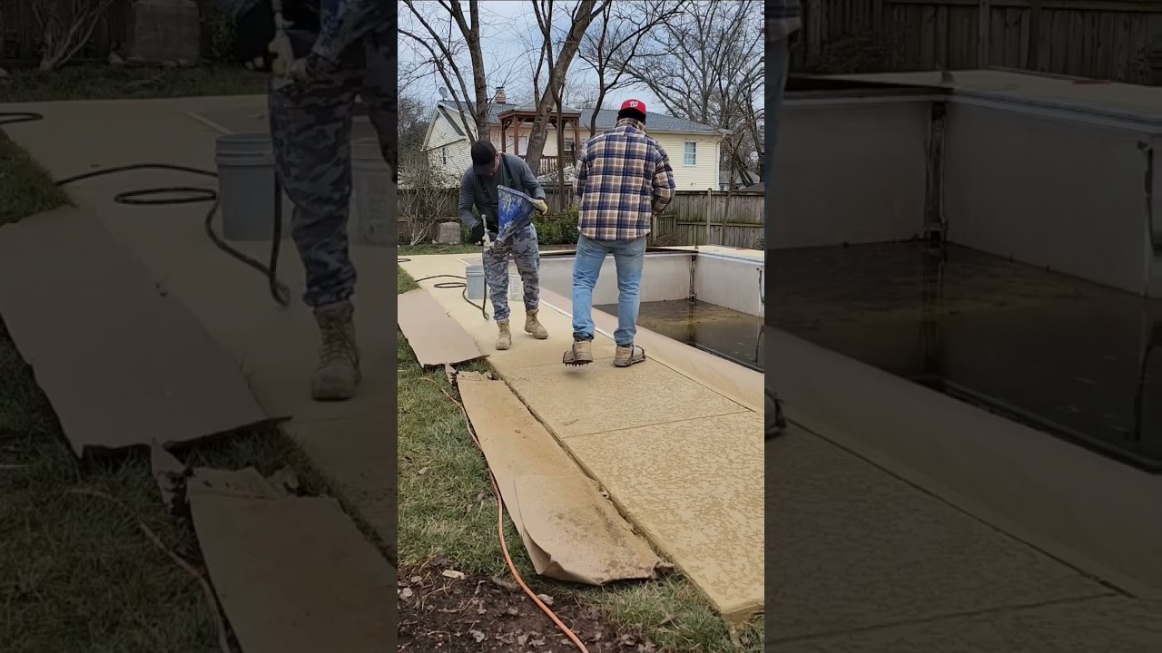 mi carnal haciendo esta piscina de textura