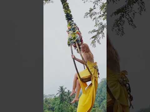 Wanita Cantik Asal Rusia Mencoba Sensasi Ayunan di Aloha Ubud Swing Bali