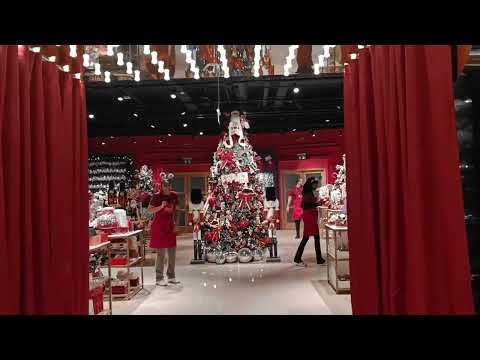 Christmas in the store. London.
