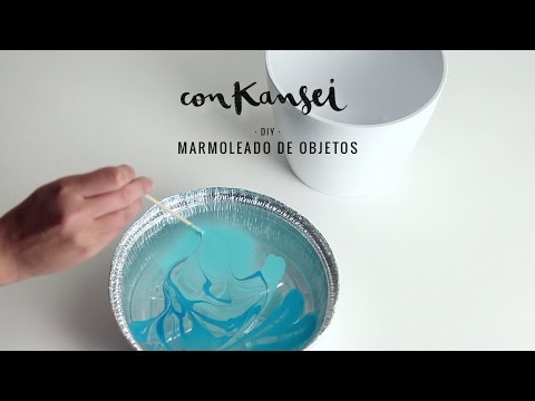 Cómo marmolear un objeto con esmalte de uñas