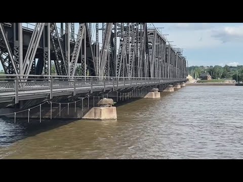 Man arrested after water rescue from Mississippi River