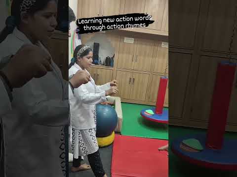 Improving eye contact, social behavior and learning new vocabulary through rhymes | Speech Therapy